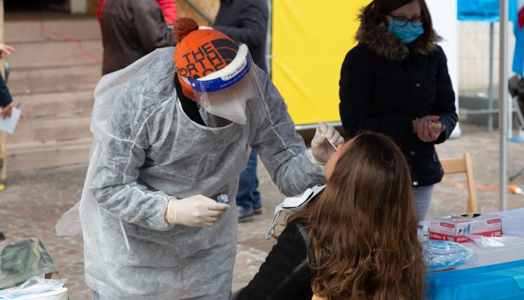 Covid: i nuovi positivi sono 18.887, i decessi sono 564. In calo le T.I. Covid: i nuovi positivi sono 18.887, i decessi sono 564. In calo le T.I.