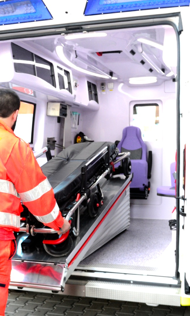 Loading and unloading patients: about the ambulance stretcher support?