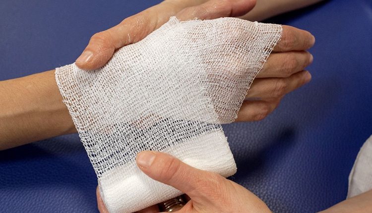 First Aid: How to bandage a hand / VIDEO | Emergency Live