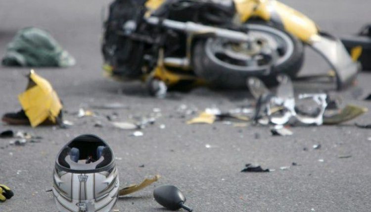 Road accidents: to take a motorcyclist's helmet off or not?